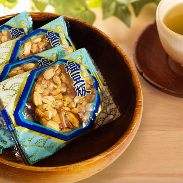 ■ 商品詳細￣￣￣￣￣￣￣塩味濃いめの夏季限定『塩豆板』はいかがでしょうか？『豆板』とはピーナッツと砂糖を水飴で煮詰め、隠し味に塩を加えた飛騨伝統の豆菓子。硬そうな見た目とずっしりとした重量感からは想像も出来ない、サクッとした歯ざわりと上品...