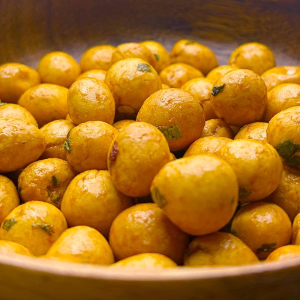 ※厚みの条件を満たせば、発送は【ネコポス】を優先します。飛騨地方の郷土料理「鶏ちゃん」をイメージした豆菓子！鶏ちゃんのコクと旨みを活かしつつ、豆菓子ならではのほのかな甘さが風味を引き立て、ピリッとした辛さが後を引く味わいに仕上げました。食感...