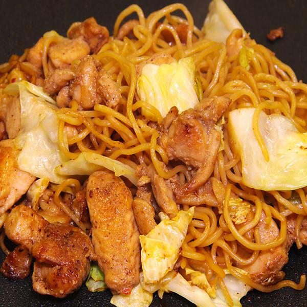 「けい（鶏）ちゃん」とは、昔から下呂温泉に伝わる名物郷土料理です。秘伝のタレに漬け込んだ、やわらかい鶏肉を、たっぷりのキャベツと一緒に焼いて食べます。今回のセットは人気の「けいちゃん焼きそば」も食べていただけるように、下呂の麺職人がこだわっ...