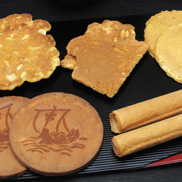 一度食べたらまた食べたくなる!! 昔懐かしい香ばしさ！カステラせんべいに、ピーナツ入りせんべいなど等、色々なせんべいを詰合せにしました。コワレもあり…形もちょっと崩れてるかも…。でも！家族や友達で食べるのならこれでＯＫ！みなさんもきっと大好...