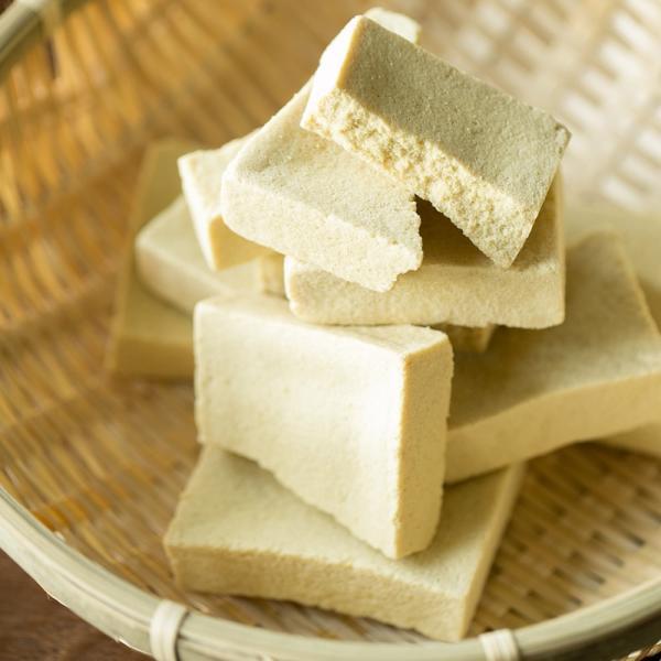 信濃雪から、業界唯一の「生絞り製法」で作られているこうや豆腐の訳あり品が登場です！ふっくらまろやかな風味とおいしさはそのままに、大変お得な一品です。■ 商品詳細￣￣￣￣￣￣￣【原材料名】大豆（遺伝子組換えでない/大豆産地:カナダ又はアメリカ...