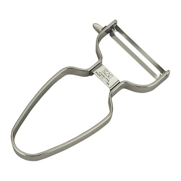 商品内容販売元：貝印株式会社原産国：日本サイズ(約)：115×65×10mm重量(約)：45g材質：刃部/ステンレス刃物鋼　本体/18-8ステンレススチールここに注目・丈夫で衛生的な、じゃがいもの芽取り付きステンレスピーラーです。・日本製。...