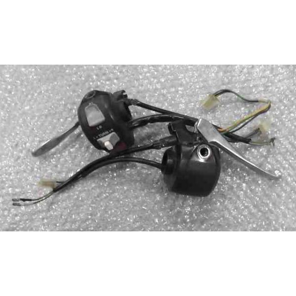 ■■JOGアプリオ　4JP　の　ハンドルスイッチ　左右　M8　■■ 中古品です、画像をよく見て御判断下さい。<br><br>車体番号4JP-7274xxxより外しました。<br><br>実動車...