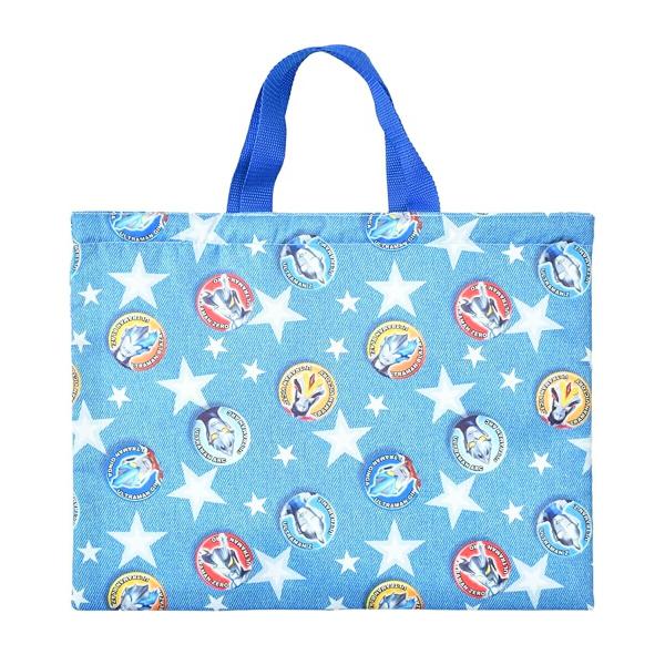 説明 ウルトラマンのかっこいいレッスンバッグが登場！習い事の道具や教科書などがしっかり入る大容量サイズです◎通学や習い事、サブバッグとしても使いやすく、入園・入学準備にぴったりなアイテムです。【ポイント】・ウルトラマンのヒーローデザイン・教...