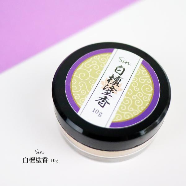 ・150年以上続くお香の老舗で作られたこだわりの塗香です。・敬虔な香りを感じさせる、お清めに欠かせないお香です。・携帯に便利な容器入り。・神聖な白檀の香りです。