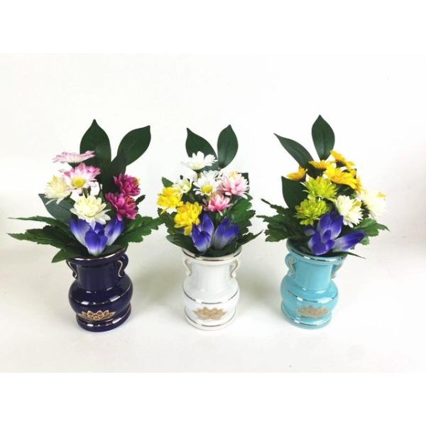 造花 仏花 仏壇の花 お供えご注意：メール便で厚み3ｃｍ箱でお送りいたします。造花に多少の崩れが生じる場合がありますが、バランスをご自身で手直しすることが可能ですのでご承知おきの上ご注文下さい。●お供え仏花　「小菊とシキミのアレンジ」花部分...