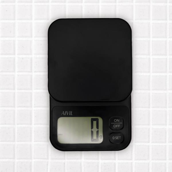 立てておくことができるので、隙間収納に！<br>本体裏側のフック穴で壁掛けもでき、収納に困らない設計です。