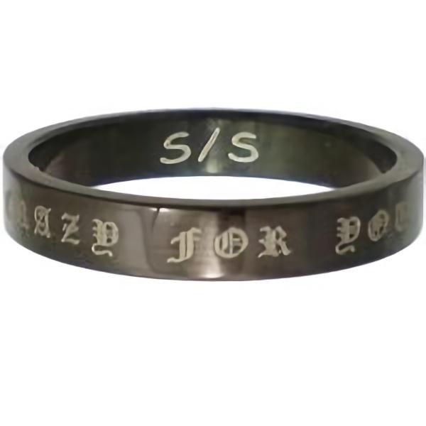 【素材:ステンレス/PVD薄膜蒸着カラー加工】 ［要確認］メーカー取寄せ時3-7日/メーカー欠品時の納期１ヶ月以上の場合キャンセル扱い(在庫、詳細納期は要問合せ)★4mm幅リングにクロムハーツ風の書体で刻むメッセージリング。(幅約4mm、厚...