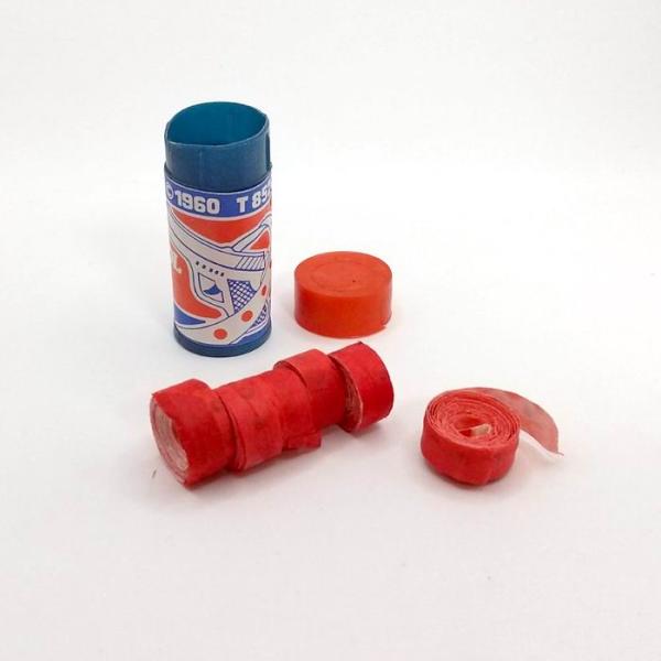 [ 商品名 ]巻き火薬 FIRING TAPE[ 特徴 ]今はもうほとんど手に入らない巻玉型の火薬です。(1960年製？)600発分となっています。中国製筒のサイズ：高さ5cm×横幅2cm巻玉封入数：6個大変貴重な品であるため、お一人様6個...