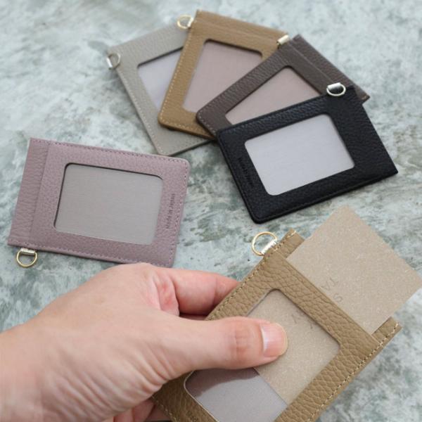 コラペル社（イタリア）製のシュリンクエンボスレザー製。しっとりとした質感と圧倒的な柔らかさと軽さを併せ持った素材を使用。シンプルで定番デザインのパスケースです。裏地は抗菌素材を使用。日本製ならではの丁寧な縫製で仕上げております。前後両面、中...