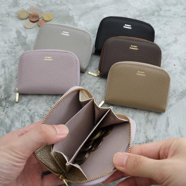 コラペル社（イタリア）製のシュリンクエンボスレザー製。しっとりとした質感と圧倒的な柔らかさと軽さを併せ持った素材を使用。裏地は抗菌素材を使用。日本製ならではの丁寧な縫製で仕上げております。便利に使えるラウンドファスナータイプのコインケース。...