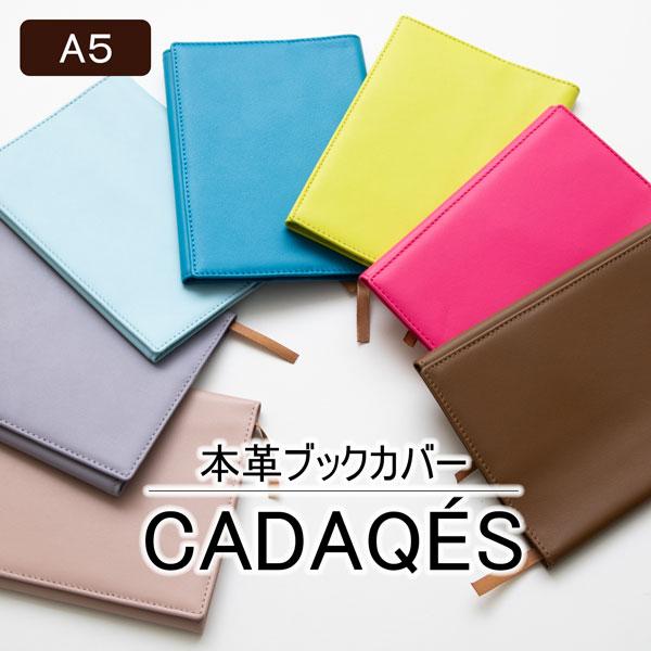 手触りの良い天然牛革を使用した鮮やかなカラーのブックカバー。ひとつひとつ丁寧に縫製しているので、長くお使いいただくことで革のエイジングも味わえます。サイズ：A5素材：牛革背幅調整可しおり紐付き■天然の革を使用しているため、シワや傷や血管跡が...