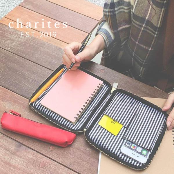 これ1つで、急なミーティングや商談も大丈夫! 仕事で最低限、必要不可欠なアイテムはこのラウンドジップマルチケースに収納できます!スマホはもちろん、名刺/A6メモ帳/3色ボールペンも入るペンホルダーがコンパクトに収納可能。オフィスで使いやすい...