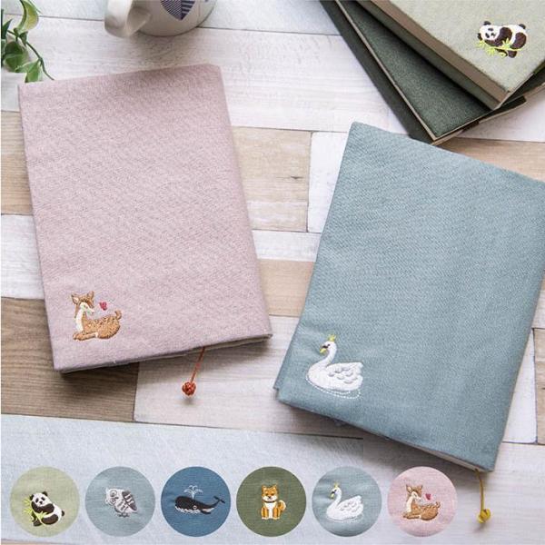 やわらかなコットンリネンに刺繍のワンポイントデザインをあしらったブックカバーです。折り返しで背表紙10〜30mmを調整可能。玉飾が付いた可愛いしおり紐つき。--------------------○材質：綿、麻○日本製○サイズ：文庫本/A6...