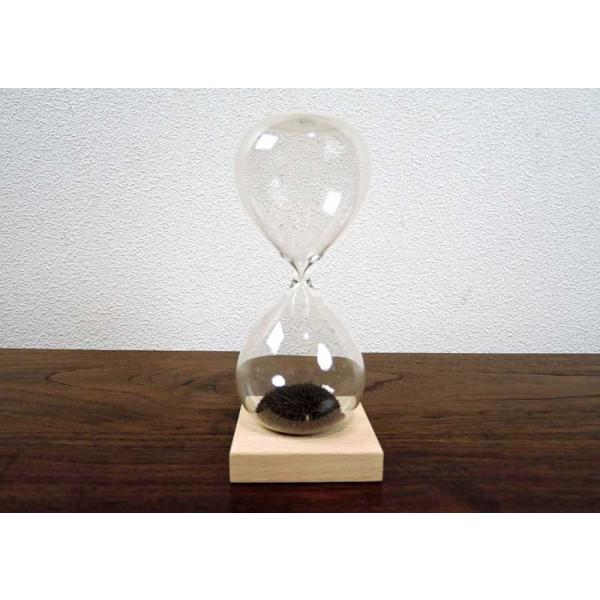 砂鉄の砂時計 ガラス 輸入 インテリア シンプル おしゃれ 北欧雑貨 砂鉄を用いた砂時計約１分（インテリアを目的として作られているため時間は目安です。）サイズ 幅7 x 奥行7 x 高16.5 cm材質 ガラス／砂鉄／ビーチウッド