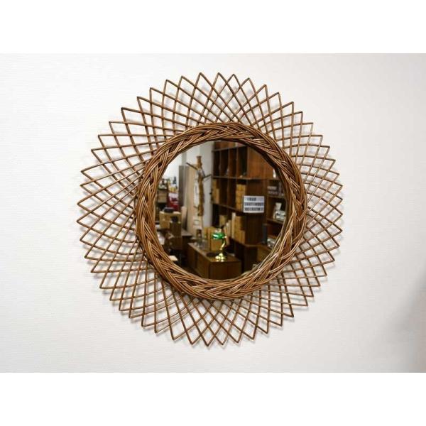 ラタンの壁掛け鏡 インテリア ナチュラル アジアン雑貨 輸入雑貨Sunlight Mirror S Wicker Brownサンライトミラー L ウィッカーブラウンお部屋に明るく輝く日差しをイメージして作られた壁掛けミラー。裏面には壁掛け用...