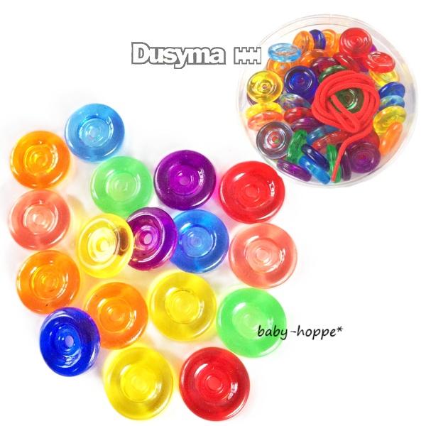 ビーズを色分けしたり並べたりひもを通したりすることは、手先の機能を高めます。そして出来上がった際には心地よい達成感を味わいます。遊んでいると段々と色や長さにこだわるようになり、作品を作る意欲が自然と湧いてきます。メーカー　：Dusyma（デ...