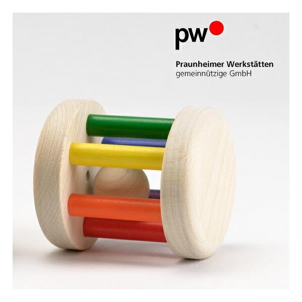 木玉の優しい音色とシンプルなデザインが人気のロールタイプのラトルです。品の良い美しい商品です。メーカー：Praunheimer（プラウンハイマー）社/ドイツサイズ　：直径5.5×6cm素　材　：カエデ年齢目安：3ヶ月頃から生産国　：ドイツ