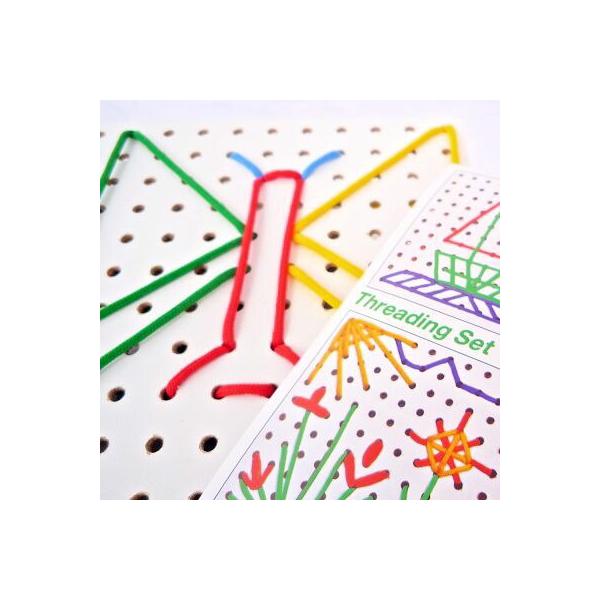 穴の開いたホワイトボードにカラフルな紐を通して遊びます。規則的に通してデザインを楽しんだり、まるでお絵かきをするようにモチーフを楽しんだり、ちょうちょ結びの練習に使ったり。カバンに忍ばせておけば、病院の待合室、電車の中など外出先での子どもの...