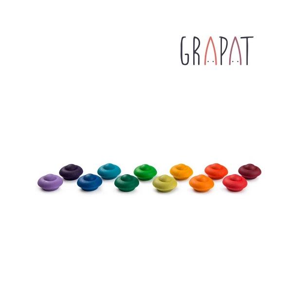 まんだらフラワーを虹の色から生まれた12色で手染めしたセットです。積み木遊び、デザイン遊びはもちろん、かずを学ぶ時に使ったり、ゲームのコマに使ったり。メーカー：GRAPAT（グラパット）/スペインサイズ　：直径30mm素　材　：木内　容　：...