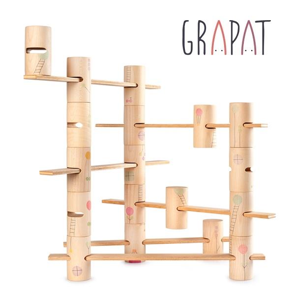 さあ組み立てて、つなげて、創造しよう！?無限の世界を作り出せる、自由な発想で遊べる建築セットです。手描きで美しく彩られた18本の円柱と9本の歩道（板）で、森の隠れ家や魔法のツリーハウス、それからまったく新しい自分だけの世界を作ってみてね。※...