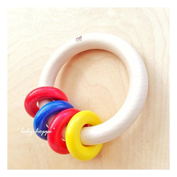 スイス・ネフ社の乳児用玩具です。何でも力強く握りしめる小さな手になじむよう、丸みを帯びた形になっています。木肌の手触りやあたたかみ、木と木が触れ合う優しい音が繊細な感覚に働きかけます。赤ちゃんが口に入れることを前提に安全に十分に配慮して作ら...