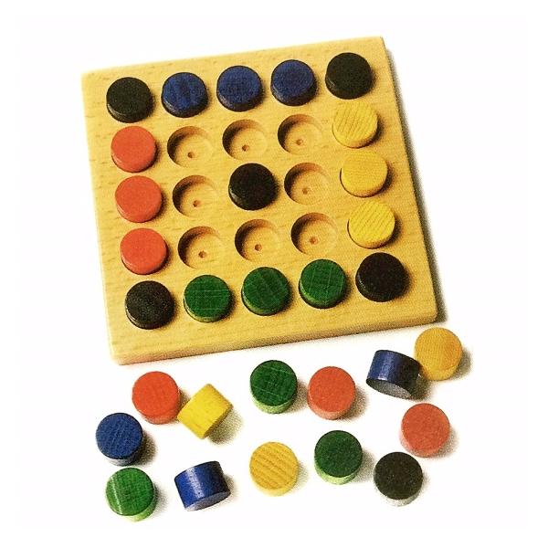 ドイツ・デュシマ社のステッキ遊び（ペグさし遊び）は指先を使う作業を通して、数、量、色、形を認識する力や、集中力を育てる遊具としてドイツの幼稚園で広く普及しています。この小さなステッキ（ペグ）を、指先を使って一本ずつ盤の穴にさすことに子どもた...