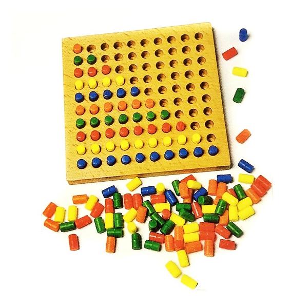 ドイツ・デュシマ社のステッキ遊び（ペグさし遊び）は指先を使う作業を通して、数、量、色、形を認識する力や、集中力を育てる遊具としてドイツの幼稚園で広く普及しています。この小さなステッキ（ペグ）を、指先を使って一本ずつ盤の穴にさすことに子どもた...