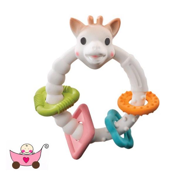 １００％天然ゴムと食用塗料でできたカラフルなティージングリング。ソフィーの口、角、耳などいろいろな形を噛むことができるので、歯が生えるあちこちがむずがゆい時期の歯茎のマッサージに最適です。安心な素材で赤ちゃんの出産祝いにもおすすめです。さま...