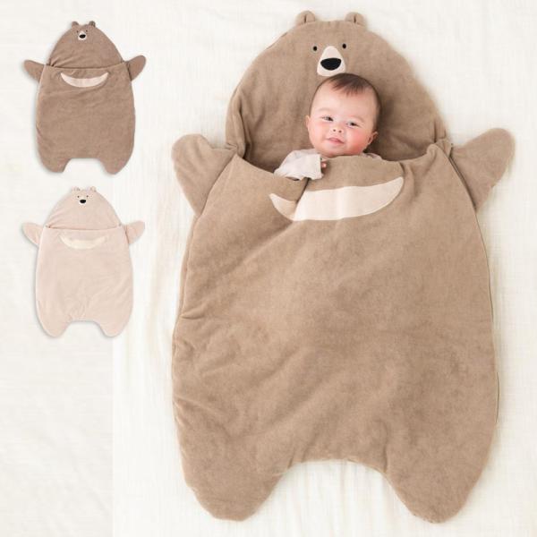 ツキノワグマのスリーピングバッグ（寝袋）です。寝袋としてはもちろん、敷布団やプレイマットとしても使えるので、ちょっとしたお世話の際にも寝かせられて便利です。まるでトトロのおなかの上で寝ているようにも見えますね♪寝袋タイプなので掛け布団を蹴っ...