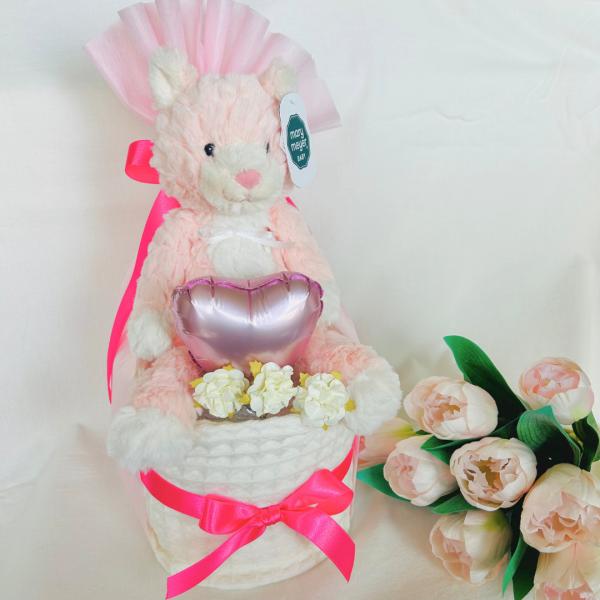 世界中のベビーニーズを満たす！かわいらしいもふもふのウサギさんが飾られたこのおむつケーキは、出産祝いにもぴったりなアイテムです！おむつを使った実用性と、見た目の可愛さを両立させました。赤ちゃんの誕生を祝う素敵なギフトとして、ベビーシャワーに...