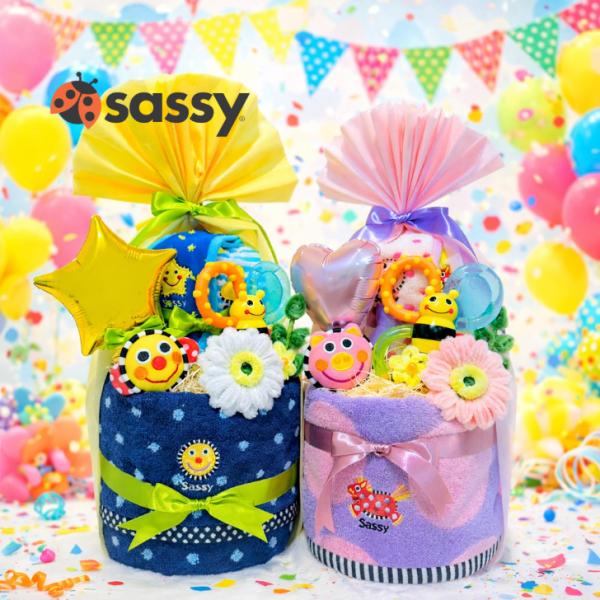 出産祝いに最適な「おむつケーキ」は、男の子にも女の子にも喜ばれるギフトです。児童発達心理学者と共同開発された知育玩具ブランドSassyのアイテムがデコレーションされています。ベビーラトルや歯固め、スタイ、タオルが含まれており、実用性と遊び心...