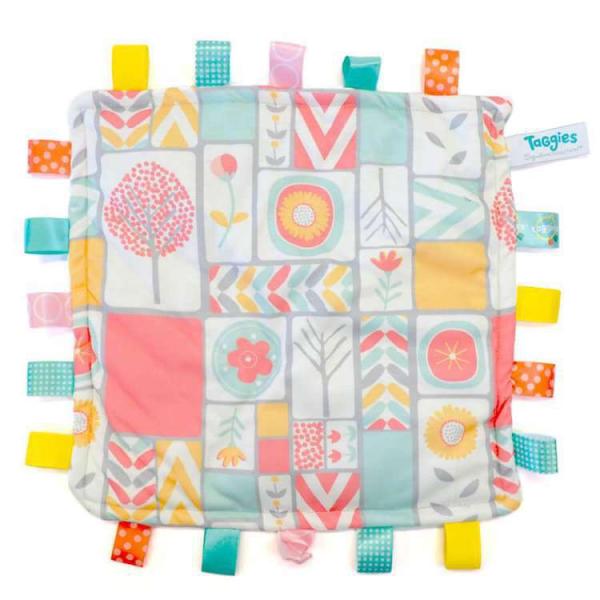 たくさんのタグが付いた「タギーズシリーズ」より登場したブランケットです。温かみのある色合いの花柄をベースとしたデザインとなっております。思わず触って握りたくなるようなカラフルなタグが体のあちこちに付いています。「タギーズ」は、自分の赤ちゃん...