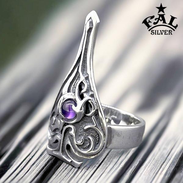 「運命の向く先」をテーマに、トランプのスートのモチーフに「↑」（矢印）の要素をプラスしたデザインに。リングの内側には「JOKER」の文字がデザインされている。中央に4mmのラウンドカボションカットのストーンがセットされたモデル。※石には、個...