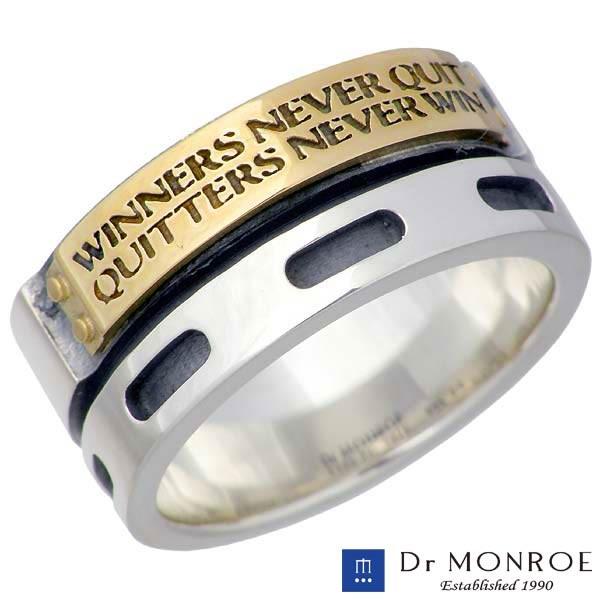 WINNERS NEVER QUIT,QUITTERS NEVER WIN. (勝つ者は決してあきらめない[逃げない])生き方としての"ROCK"をテーマにしたシンプル＆スタイリッシュなデザインのシルバーと18金のコンビリング。世の中で勝者...