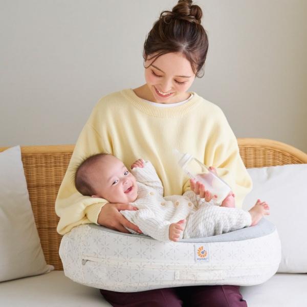 授乳のための専用設計で、「親子がラク」な授乳をサポート。授乳に適した高さと固さのウレタンフォームで、お子さまの頭が沈み込まずにキープし、ママの腕や背中への負荷が少なく授乳できます。赤ちゃんとママが向き合った姿勢に導くカーブ設計。リニューアル...