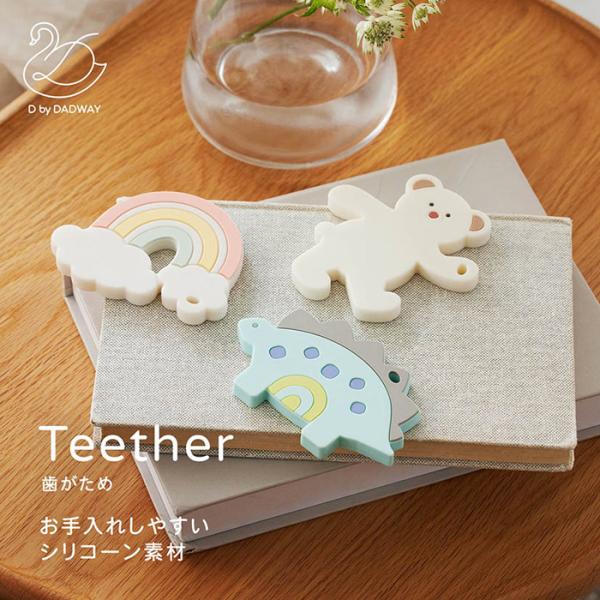 お食事タイムにちょっぴりおめかし。畳むとコンパクトになりお出かけにも最適です。肩までガードする襟やフリルのデザインがポイント。立体的に広がるポケットで食べこぼしをしっかりキャッチ！撥水加工生地使用です。[サイズ]レインボー：W8.8×D0....