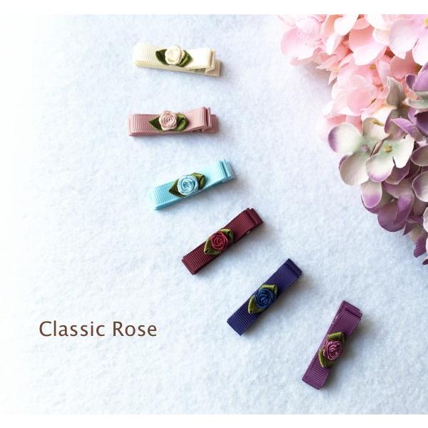 サテンリボンで作られた小さなローズ。クラシカルな色合いがどこか懐かしいクリップです。 ・クリップ部分のサイズ　4.5cm × 1cm・ベビーのやわらかい頭にも安心~金属部分はすべてリボンでくるんであります。・少ない髪の毛でもOK~滑り止めの...