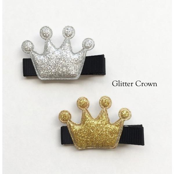 きらきらの細かいラメが輝く王冠クリップです。・王冠の直径　約4cm・クリップ部分のサイズ　4.5cm × 1cm・ベビーのやわらかい頭にも安心~金属部分はすべてリボンでくるんであります。・少ない髪の毛でもOK~滑り止めの付いたクリップが、ベ...
