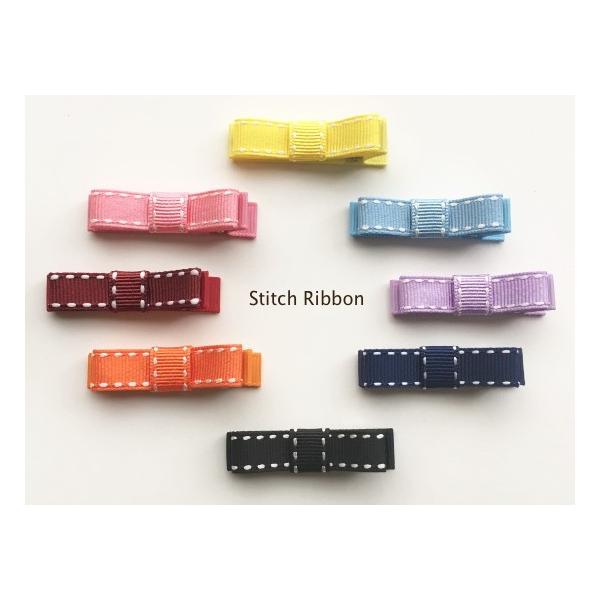 シンプルリボンだとちょっと物足りないかな、というときに......ステッチが主張しすぎないアクセントになってくれるクリップです。＊カラーにより、リボンの幅や光沢の出方が多少異なります。＊ピュアホワイトのステッチ色は、光沢のあるシルバーになっ...