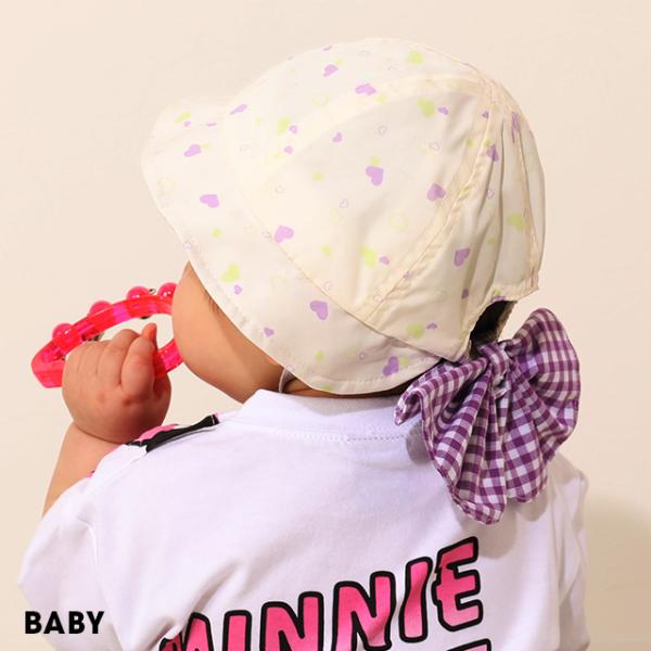 ハート総柄にが可愛い女の子向けのベビーハット。後ろのリボンモチーフ部分がワンポイント♪テープを外し、くるっと返せば日よけガードに大変身♪可愛さと機能さを兼ね備えた便利アイテムはこの夏に大活躍すること間違いなし◎ベビーサイズ キッズ 女の子 ...