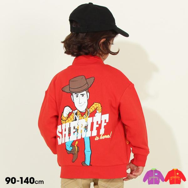 バズとウッディーの大きなロゴプリントがおしゃれなスタンドタイプのジップジャケット★キャラクター達のダイナミックな表情がインパクトのバックプリントは注目されること間違いなし！■素材本体：綿60％,ポリエステル40％リブ部分：綿58％,ポリエス...