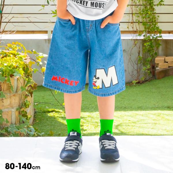 【お揃いアイテム】バックのサガラワッペンがポイントのデニムハーフパンツ★長めの丈感とゆったりしたシルエットがトレンド感抜群で、動きやすさも◎ウエストは総ゴム仕様なのでストレスフリー♪普段着からカジュアルまで大活躍間違いなしのおすすめアイテム...