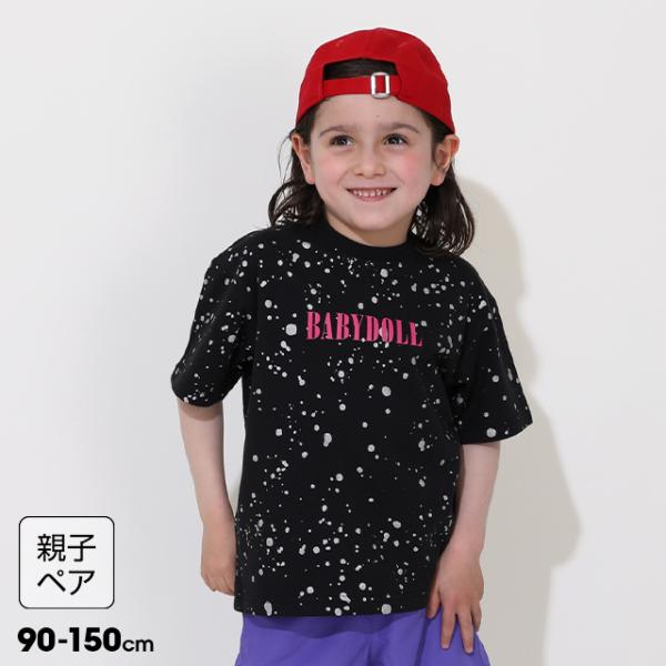 【お揃いアイテム】ダイナミックな箔のスプラッシュプリントがストリート感満載のTシャツ♪シンプルで合わせやすく、デイリーコーデにもぴったり★やわらかな着心地でさらっと着られる天竺素材は吸汗性も◎親子お揃いコーデもおすすめ♪ベビーサイズ キッズ...