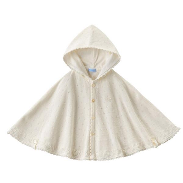 透かし編みの上品なケープです。清潔感があり、出産お祝いにおすすめです。・肌触りのよい綿素材の裏地が付いて、程よい厚み。・腕を通さずに着せられるので着脱が便利。・手を動かすようになると袖口のボタンを留めることができて動きやすい仕様。・生まれて...