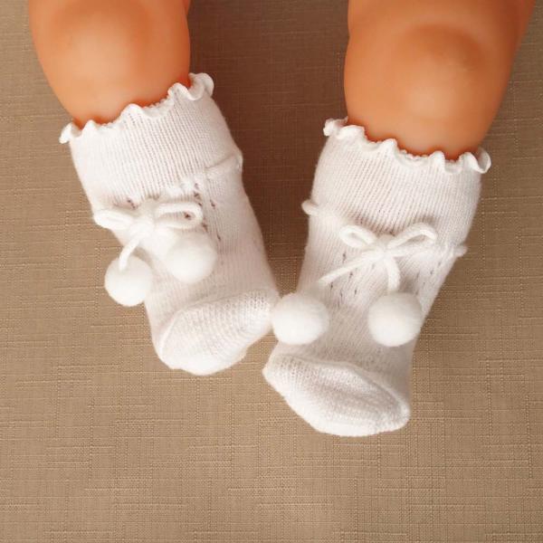 上品な雰囲気の可愛いベビーソックス　安心安全の日本製　ご出産祝いなどにもおすすめ　実寸で8センチ（目安として新生児から6ヶ月とお考え下さい。）カラーはホワイト