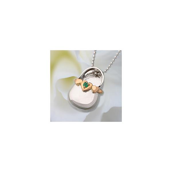 かわいらしい靴をモチーフにしたペンダントです。ガンバったママへプレゼントしましょう♪出産祝いにベビーリングは定番ですが、わが子の幸せを願って、「幸せを運ぶ」といわれている「銀の靴のペンダント」はいかがですか？ママ＆ベビーの絆を形に。出産祝い...