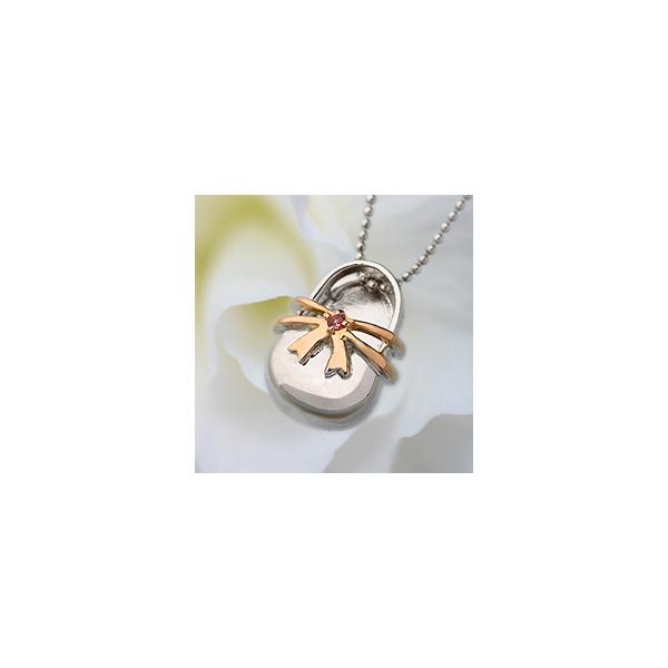 かわいらしい靴をモチーフにしたペンダントです。ガンバったママへプレゼントしましょう♪出産祝いにベビーリングは定番ですが、わが子の幸せを願って、「幸せを運ぶ」といわれている「銀の靴のペンダント」はいかがですか？ママ＆ベビーの絆を形に。出産祝い...