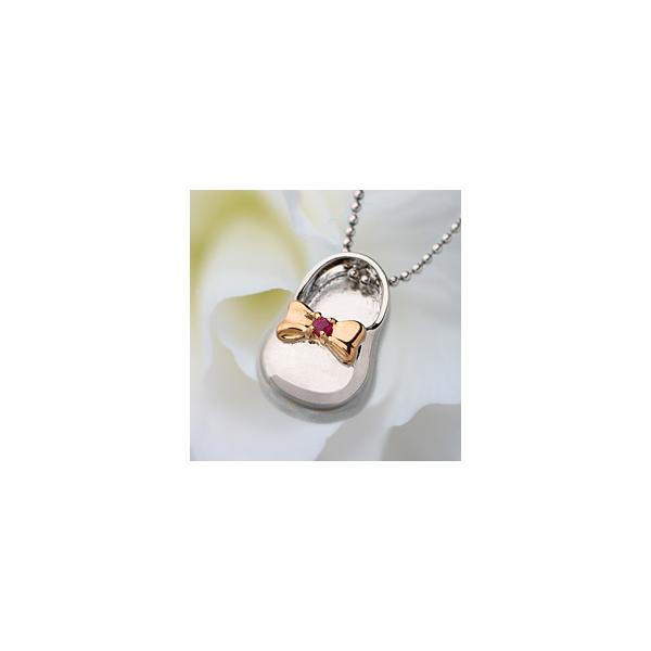 かわいらしい靴をモチーフにしたペンダントです。ガンバったママへプレゼントしましょう♪出産祝いにベビーリングは定番ですが、わが子の幸せを願って、「幸せを運ぶ」といわれている「銀の靴のペンダント」はいかがですか？ママ＆ベビーの絆を形に。出産祝い...