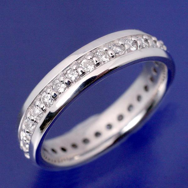 赤ちゃんの指のサイズで作るベビーリングです。出産祝いや、１歳誕生日などの記念に最適。　【素材】プラチナ pt900【重さ】約３．００ｇ【石】ダイヤモンド　約０．３１ｃｔ　（３１ピース）　フルエタニティ【大きさ】内径：約１３ｍｍ　（円周約４０...